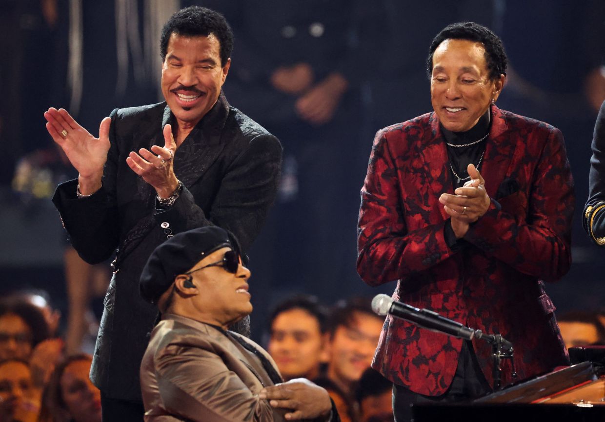 Taylor Swift sweeps 2022 American Music Awards, becomes top-awarded ...