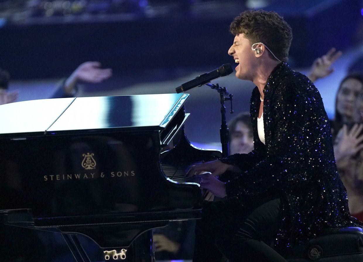 Taylor Swift sweeps 2022 American Music Awards, becomes top-awarded ...