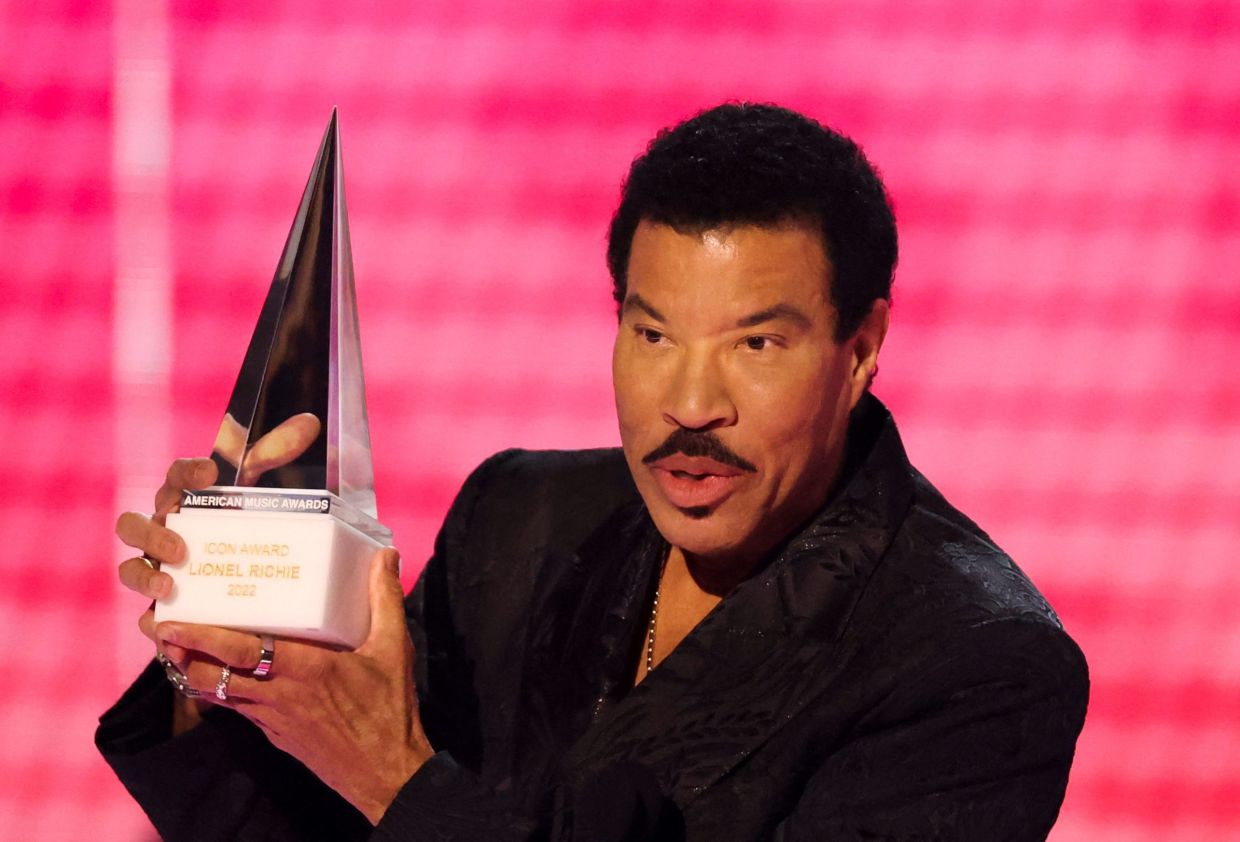 Taylor Swift sweeps 2022 American Music Awards, becomes top-awarded ...