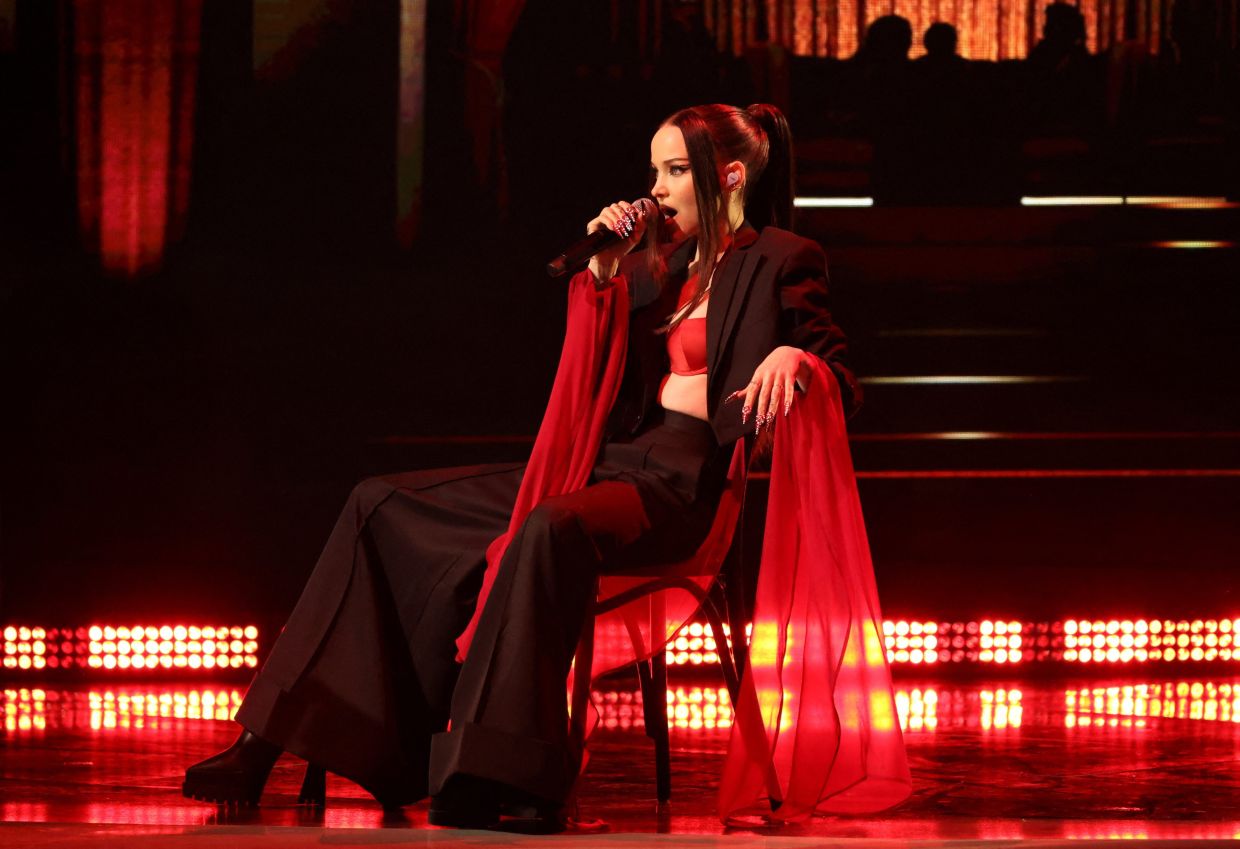 Taylor Swift sweeps 2022 American Music Awards, becomes top-awarded ...