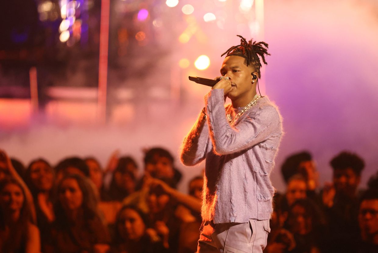 Taylor Swift sweeps 2022 American Music Awards, becomes top-awarded ...