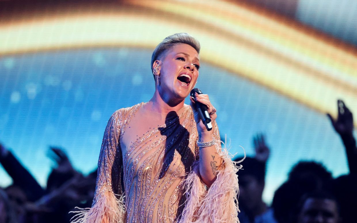 Taylor Swift sweeps 2022 American Music Awards, becomes top-awarded ...