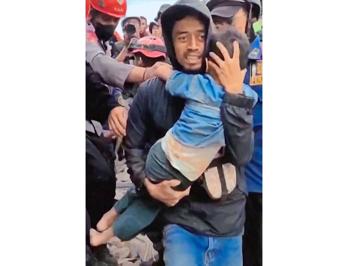 Six-year-old rescued from quake rubble after two days | The Star