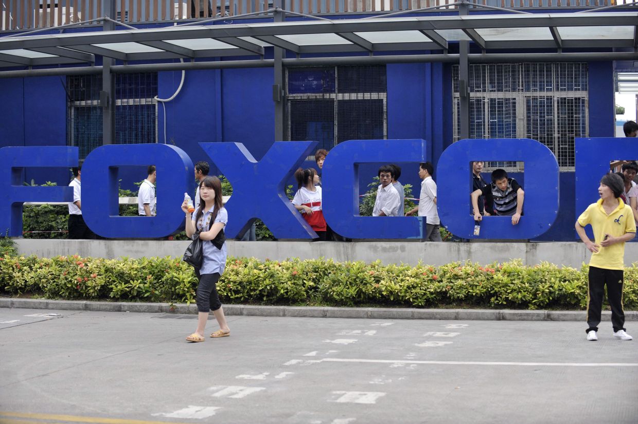 Foxconn offers more bonuses to win back iPhone city staff | The Star