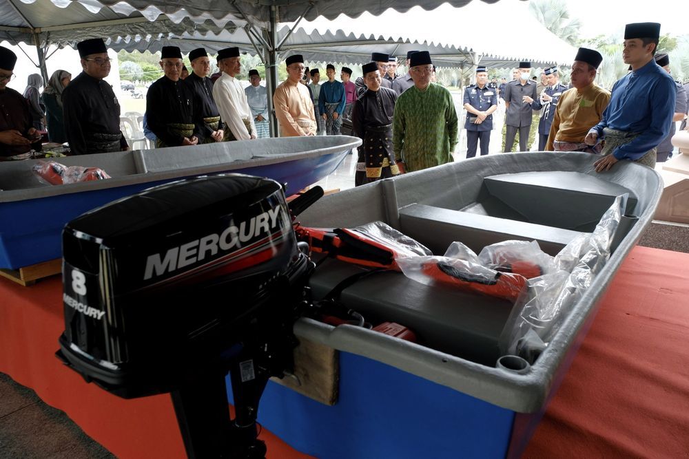 King presents boats to Pekan residents as part of flood preparations ...