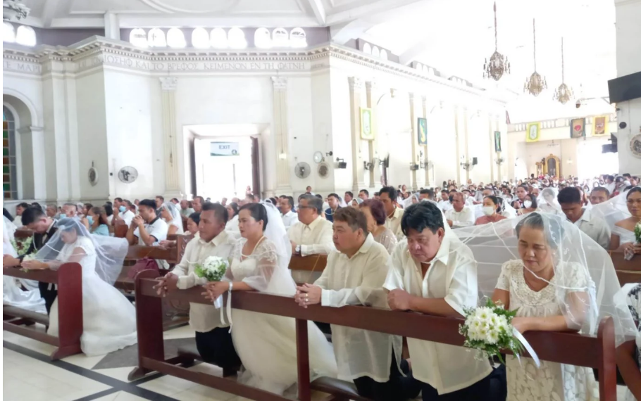 59 couples exchange marital vows in Philippine mass wedding | The Star
