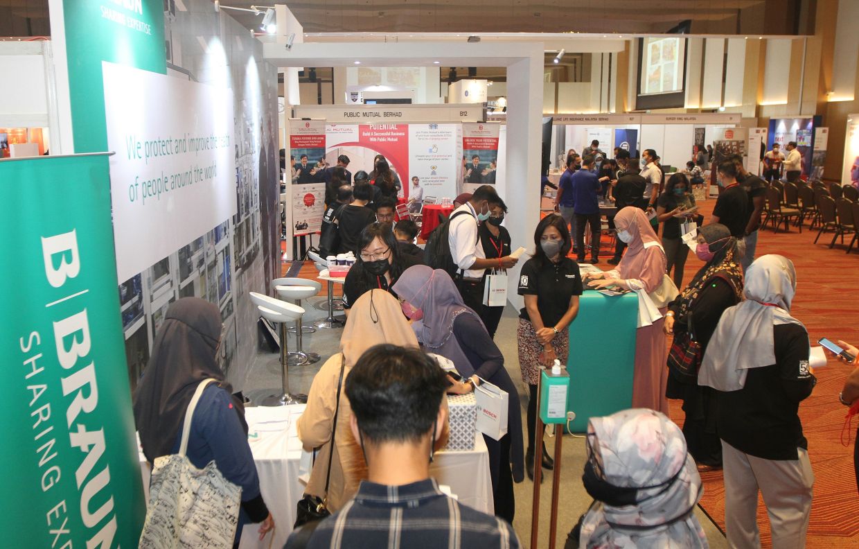 Job fair pulls fresh graduates in | The Star