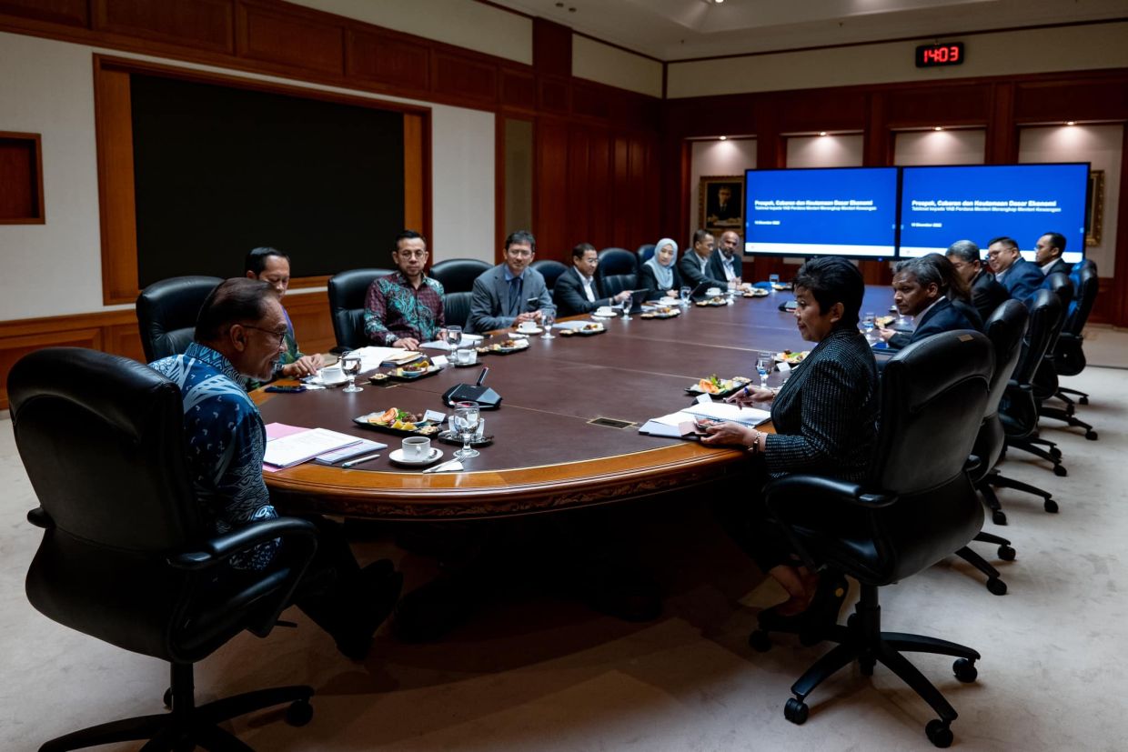 Govt's priority is structural economic reforms to stimulate growth ...