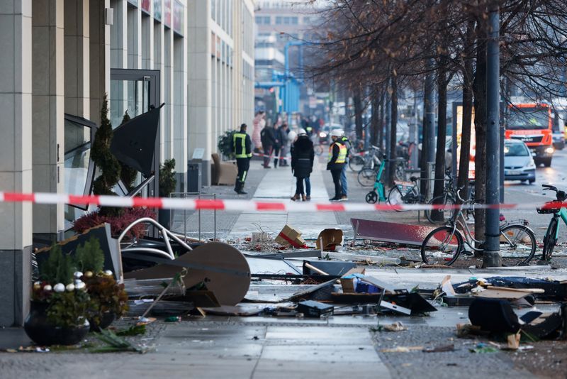 Huge Berlin aquarium bursts, spilling 1,500 fish onto road | The Star