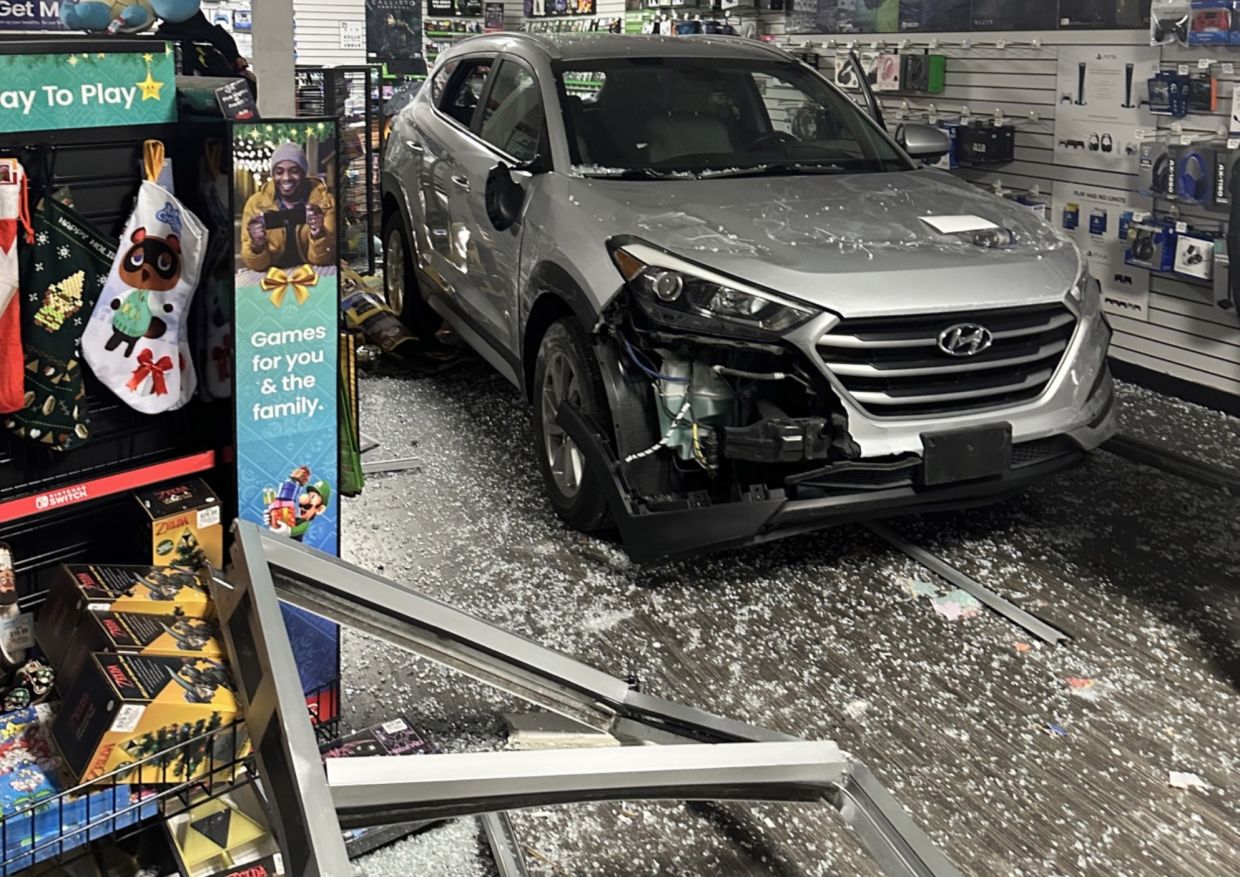 SUV smashes through video game store window as thieves take Xbox ...