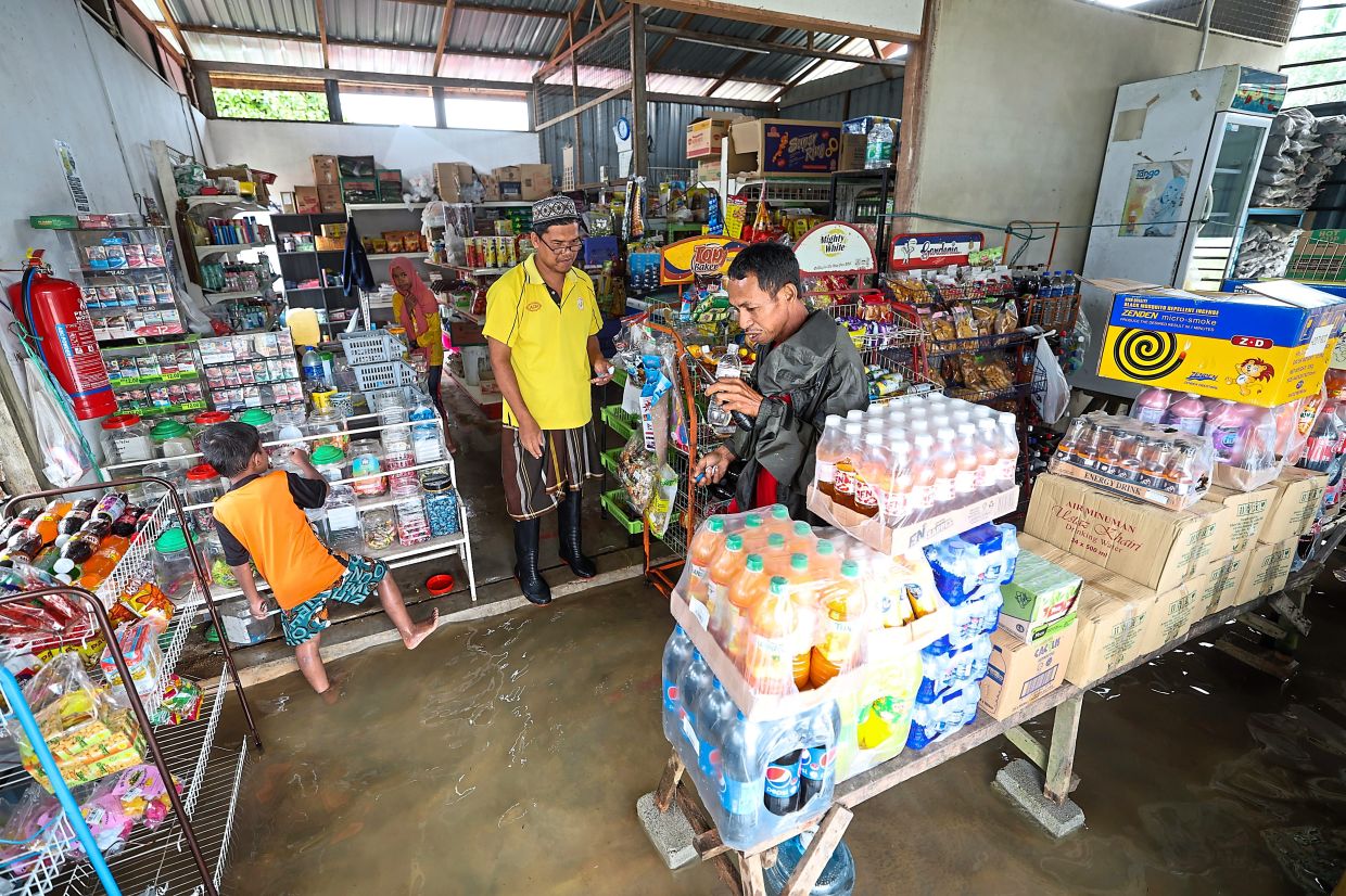 Business goes on for grocery store even during the floods | The Star