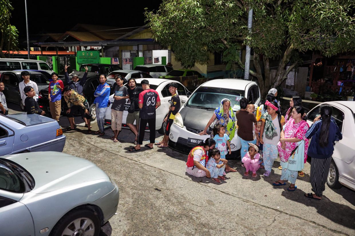 King tide: Hundreds evacuated in Sandakan as their homes get washed away | The Star