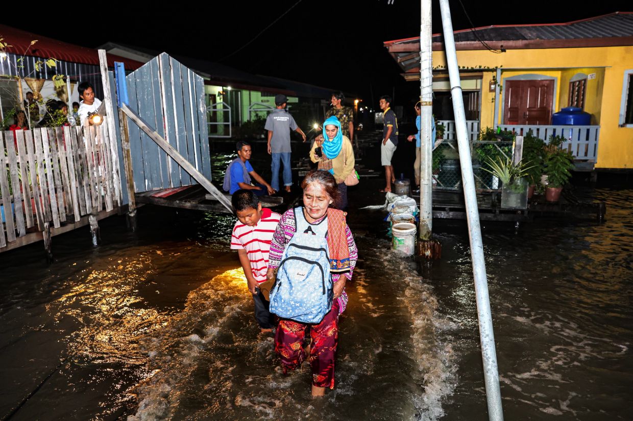 King tide: Hundreds evacuated in Sandakan as their homes get washed away | The Star