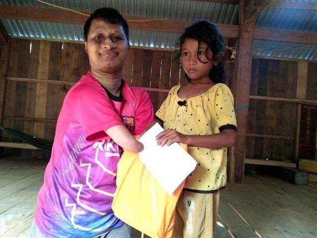 Ethnic man without limbs makes dreams come true with incredible effort ...