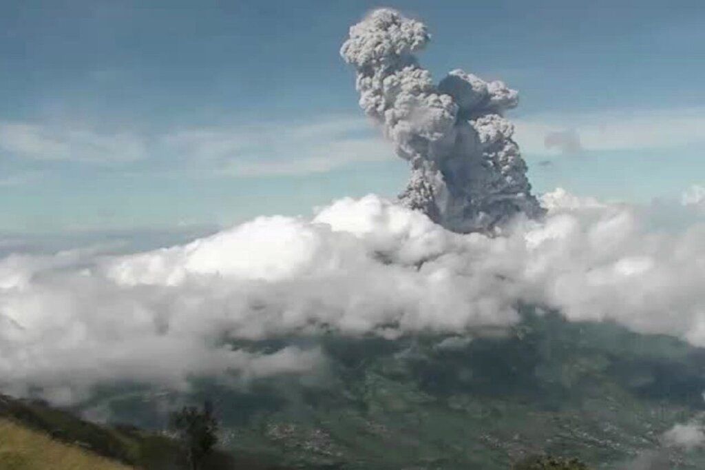 Indonesia's Marapi volcano erupts, ash up to 300 metres in the sky ...
