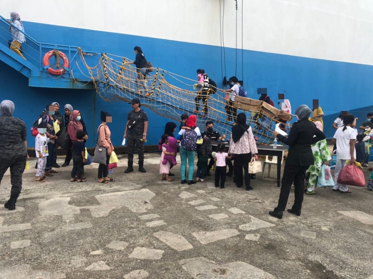 Sabah immigration deports 129 Filipinos to Zamboanga City port | The Star