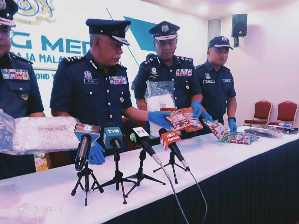 Two nabbed, drugs seized after high-speed chase in Lahad Datu | The Star