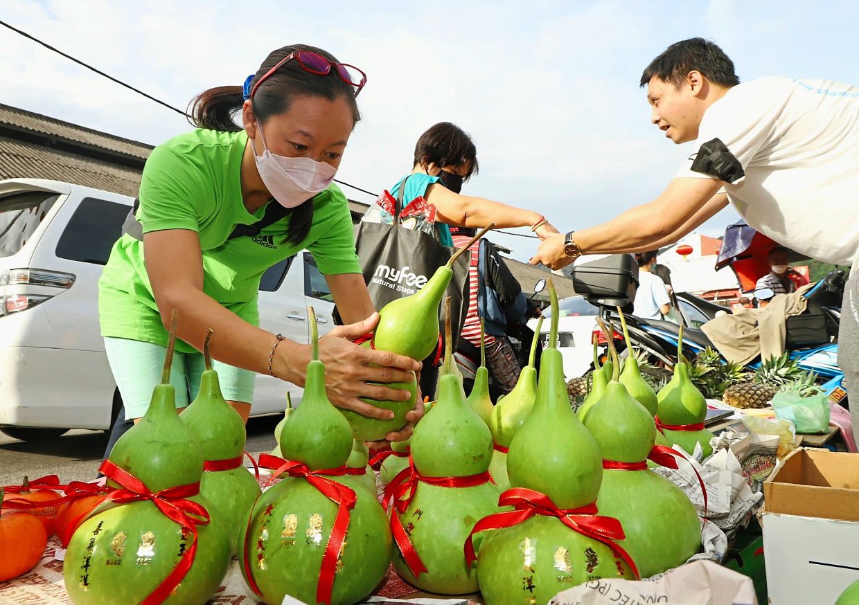 Last-minute shoppers throng Ayer Itam market | The Star