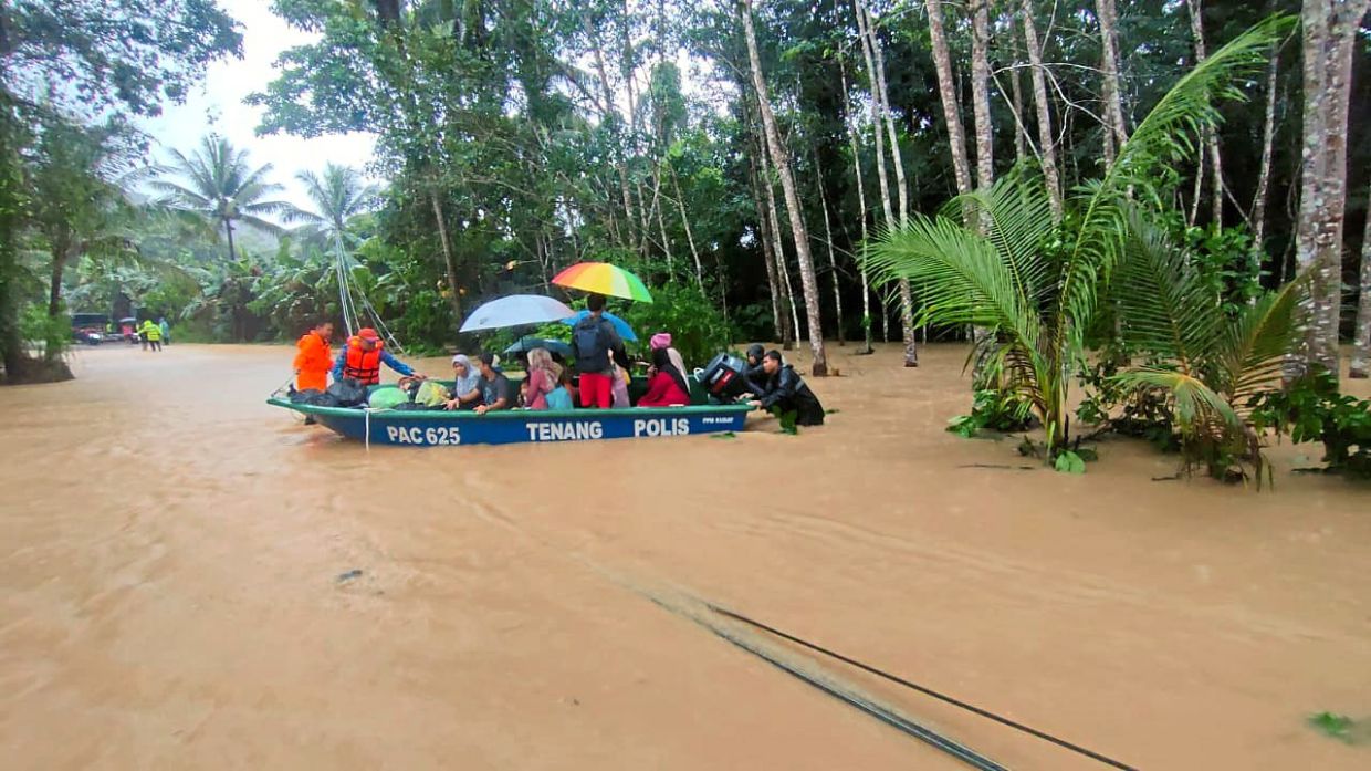 Over 250 evacuated as floods hit Sabah villages | The Star