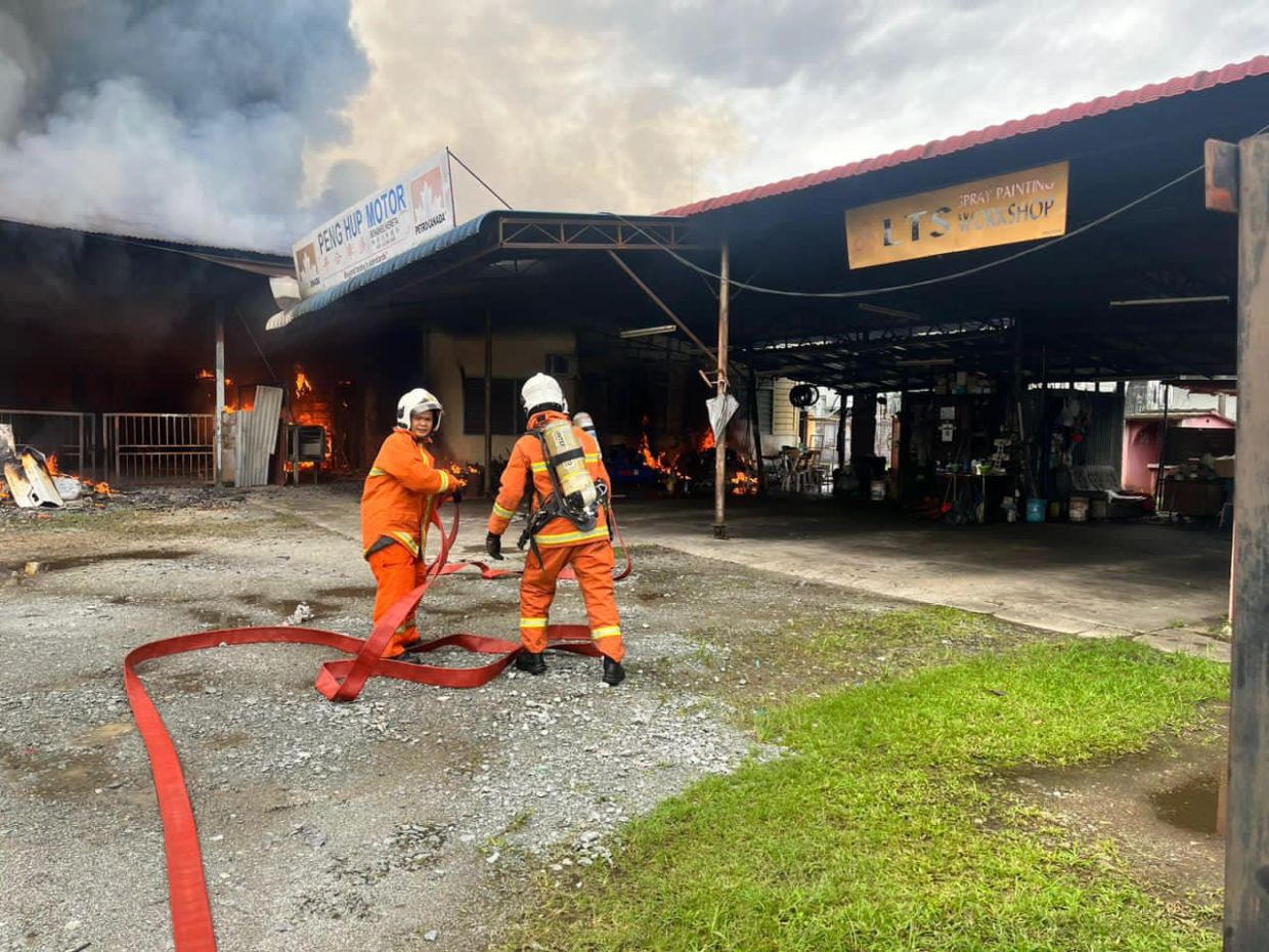 Fire breaks out in Taiping's Tupai industrial zone, no casualties ...
