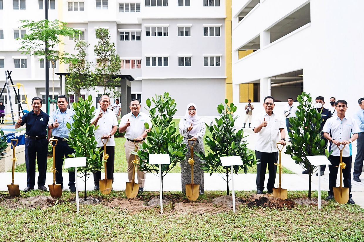 Rumah Selangorku homeowners in Bukit Rimau get keys from Selangor MB ...