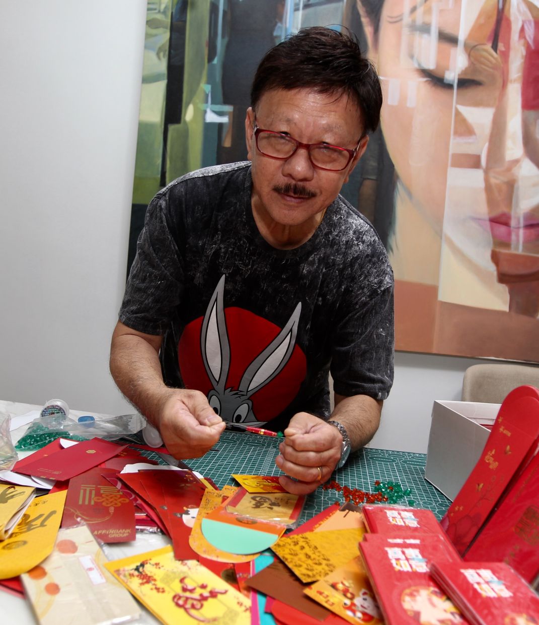 Malaysian holds ang pow arts and craft competition among family members ...