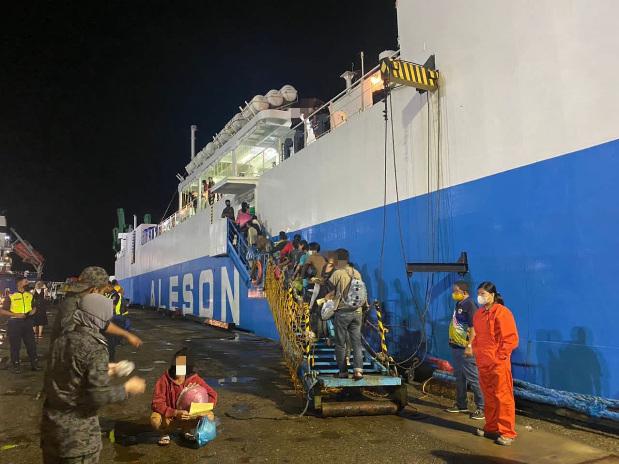 200 Filipinos deported back via Sandakan port on Feb 8 | The Star