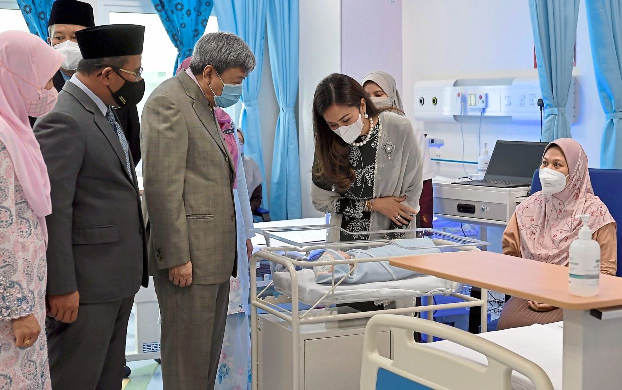 Selangor Ruler calls for shorter waiting time at hospitals | The Star