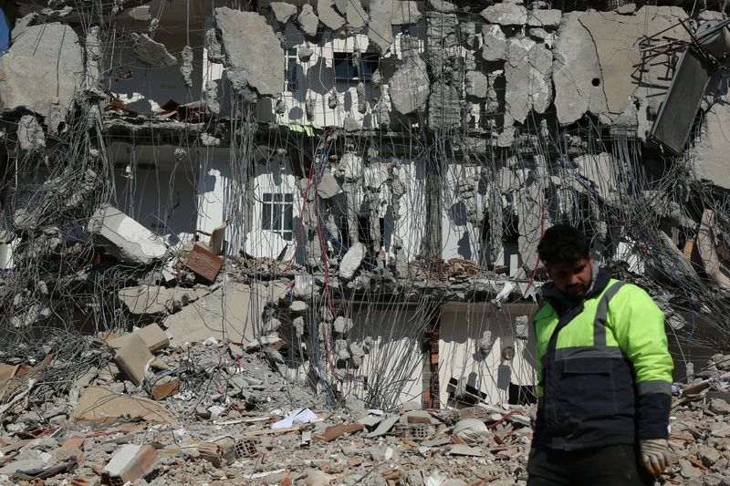 Turkey steps up collapsed buildings investigation, orders 113 arrested ...