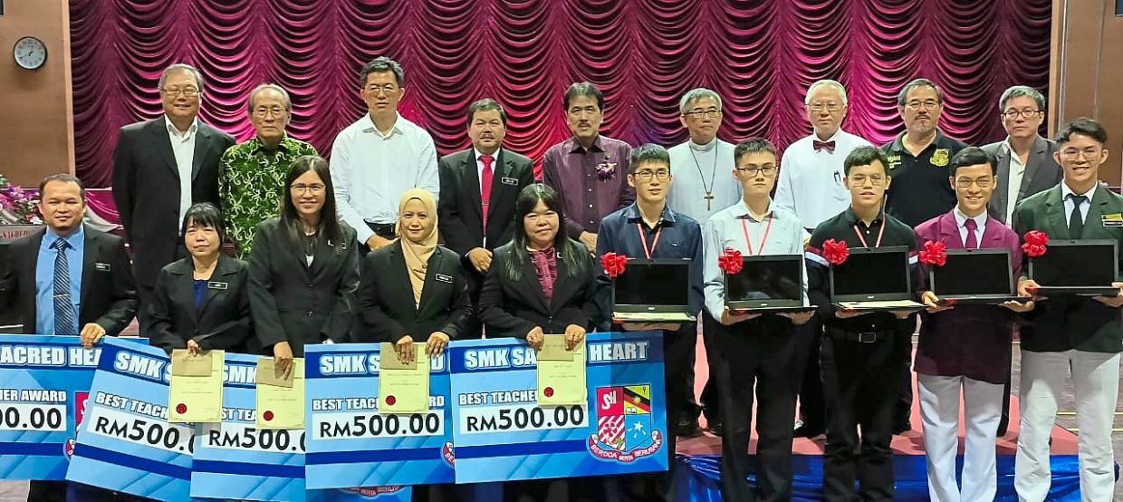 Laptops and cash prizes for school’s high achievers | The Star