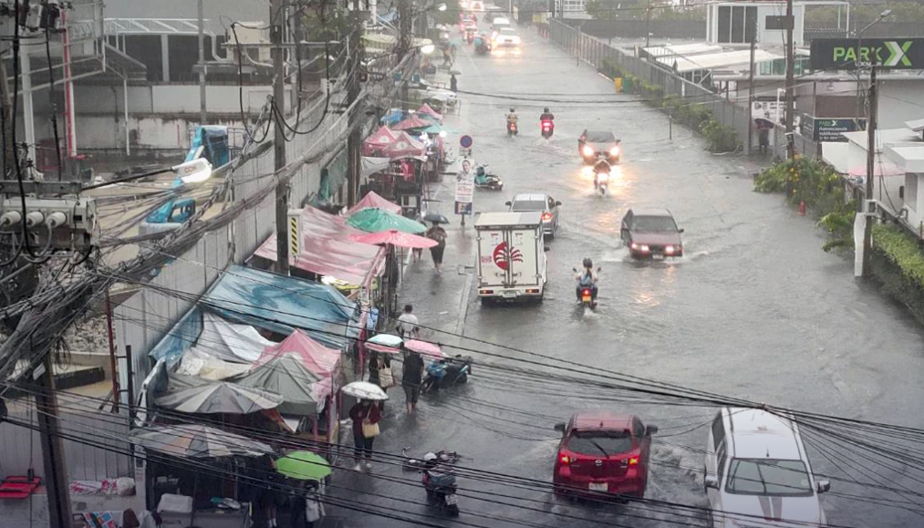 Bangkok on flood alert as heavy rain falls across 15 districts | The Star