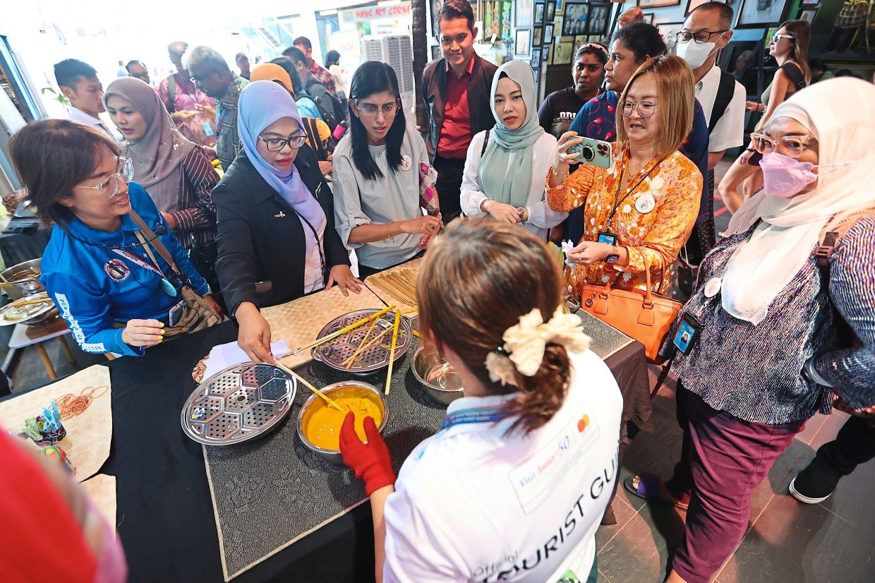 Tour guides spice up their services with basic gastronomical skills ...