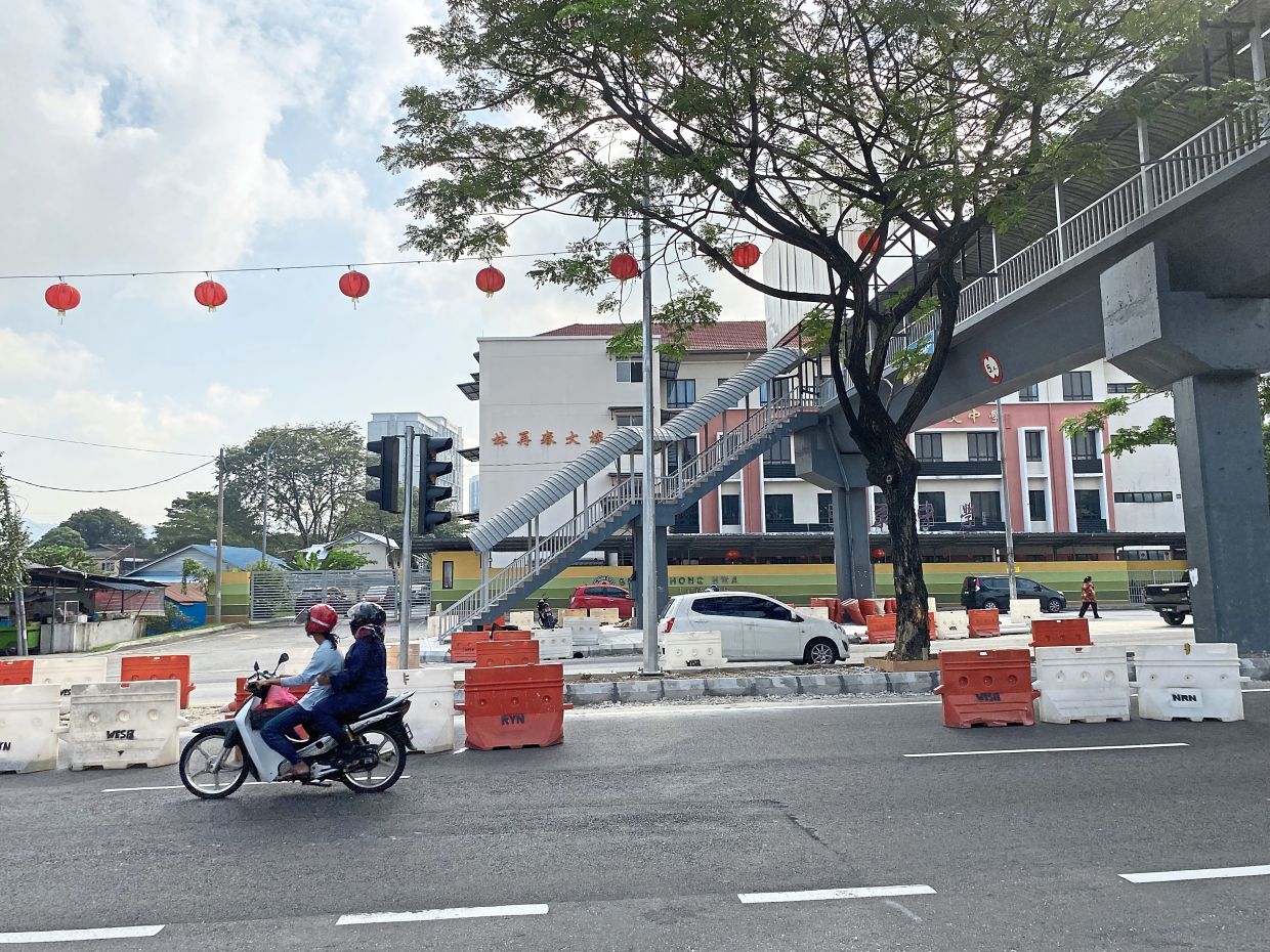 Traffic lights on Jalan Gombak relocated closer to school | The Star