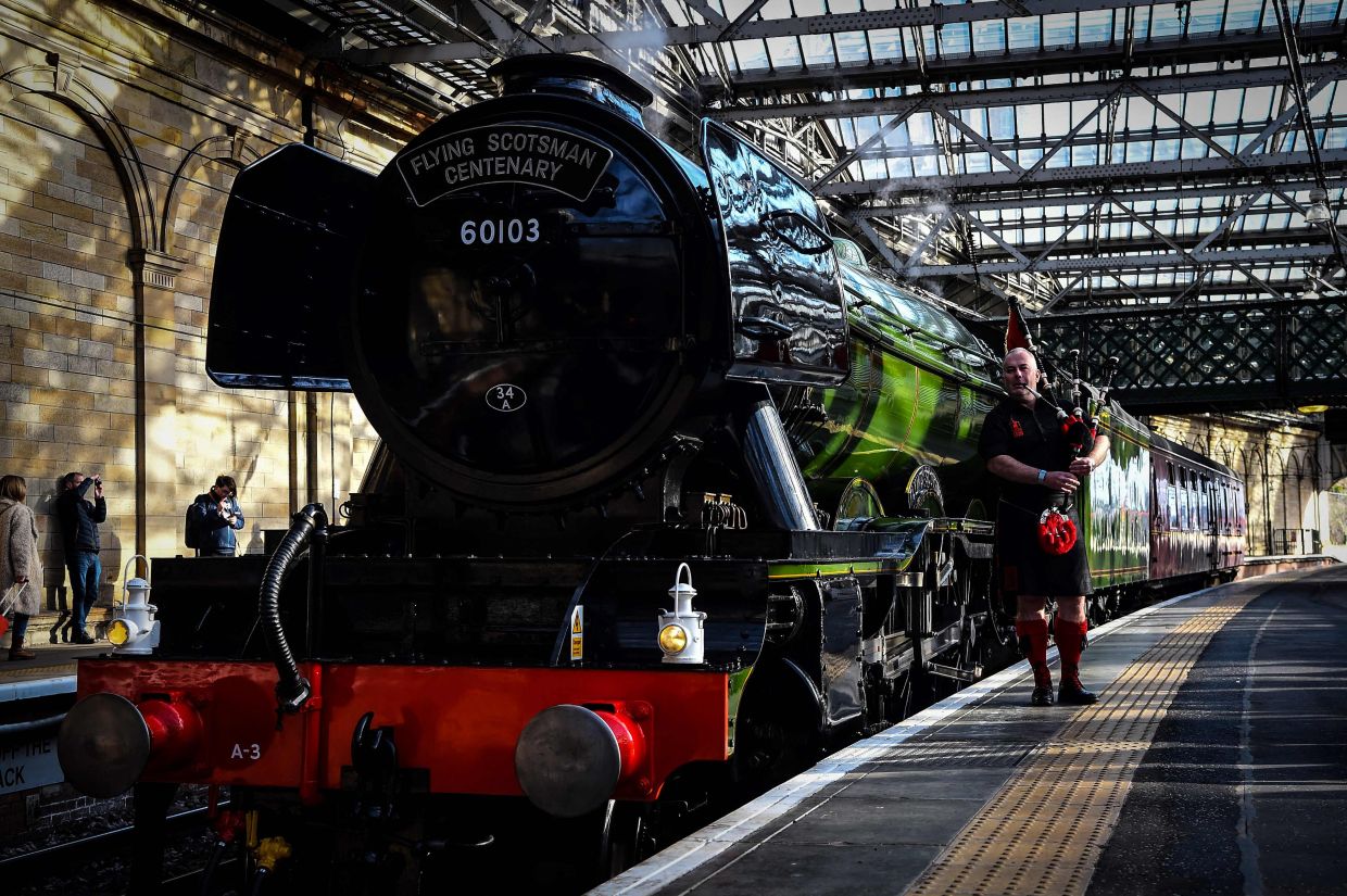 Flying Scotsman whistles into Edinburgh for 100th birthday | The Star