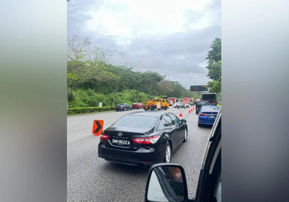 SBS Transit bus driver trapped in seat in Seletar Expressway crasht ...