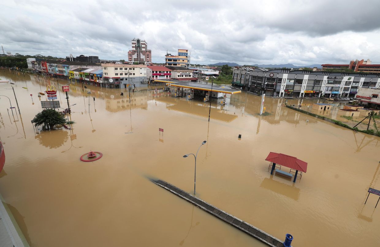 Floods: Bomba rescue supermarket employees trapped in shophouse in Kota ...