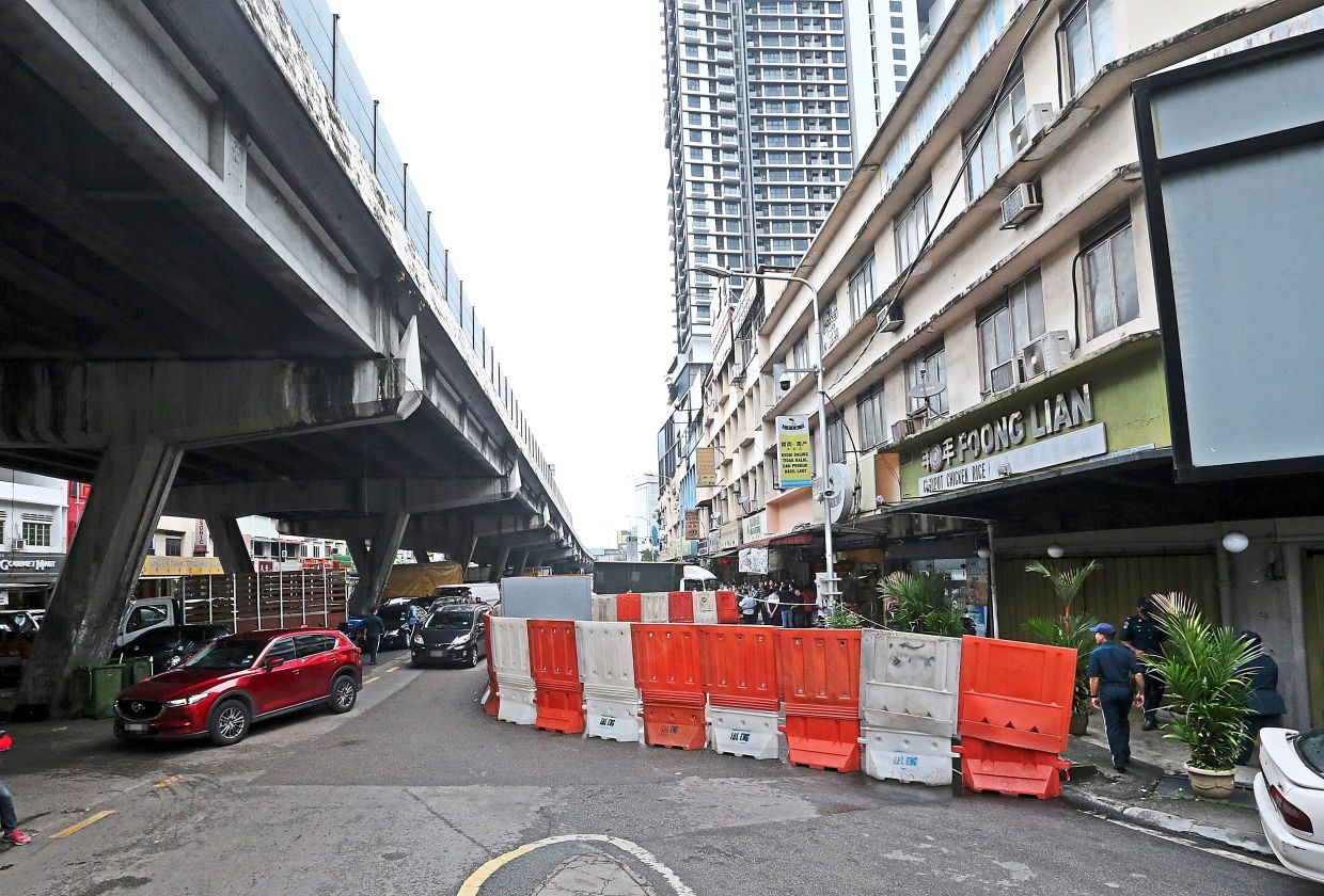 Mock pillar in Jalan Yew leads to traffic chaos | The Star