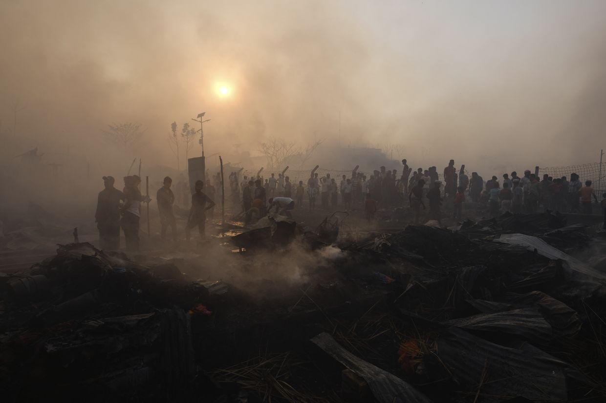 Fire at Myanmar Rohingya camp in Bangladesh leaves refugees homeless ...