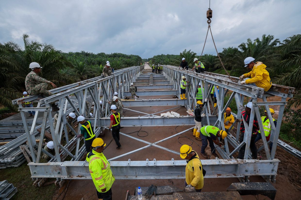 Bailey bridge opens in Rompin for light vehicles (with picture gallery ...