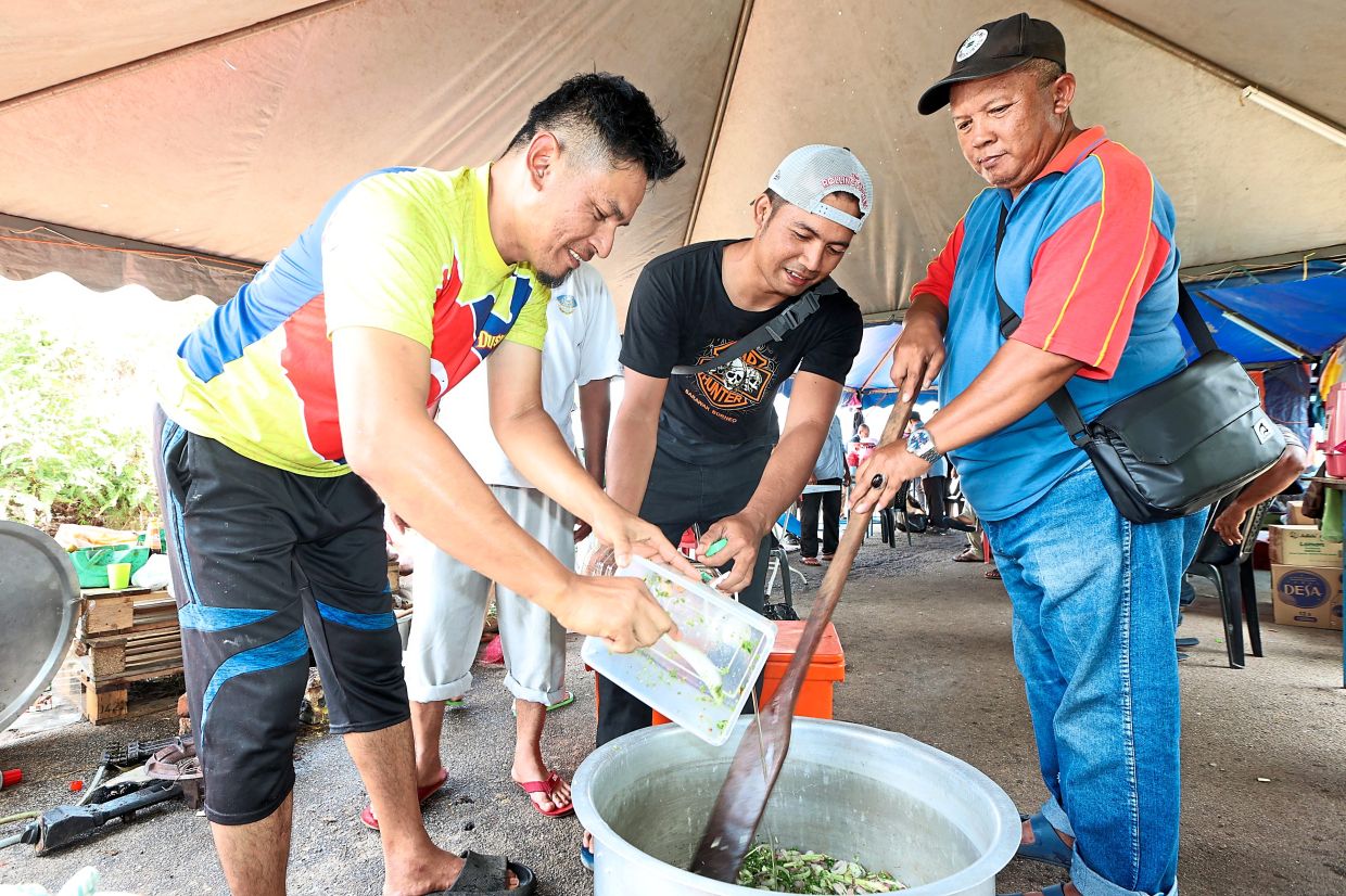 Flood victims unite to help one another | The Star