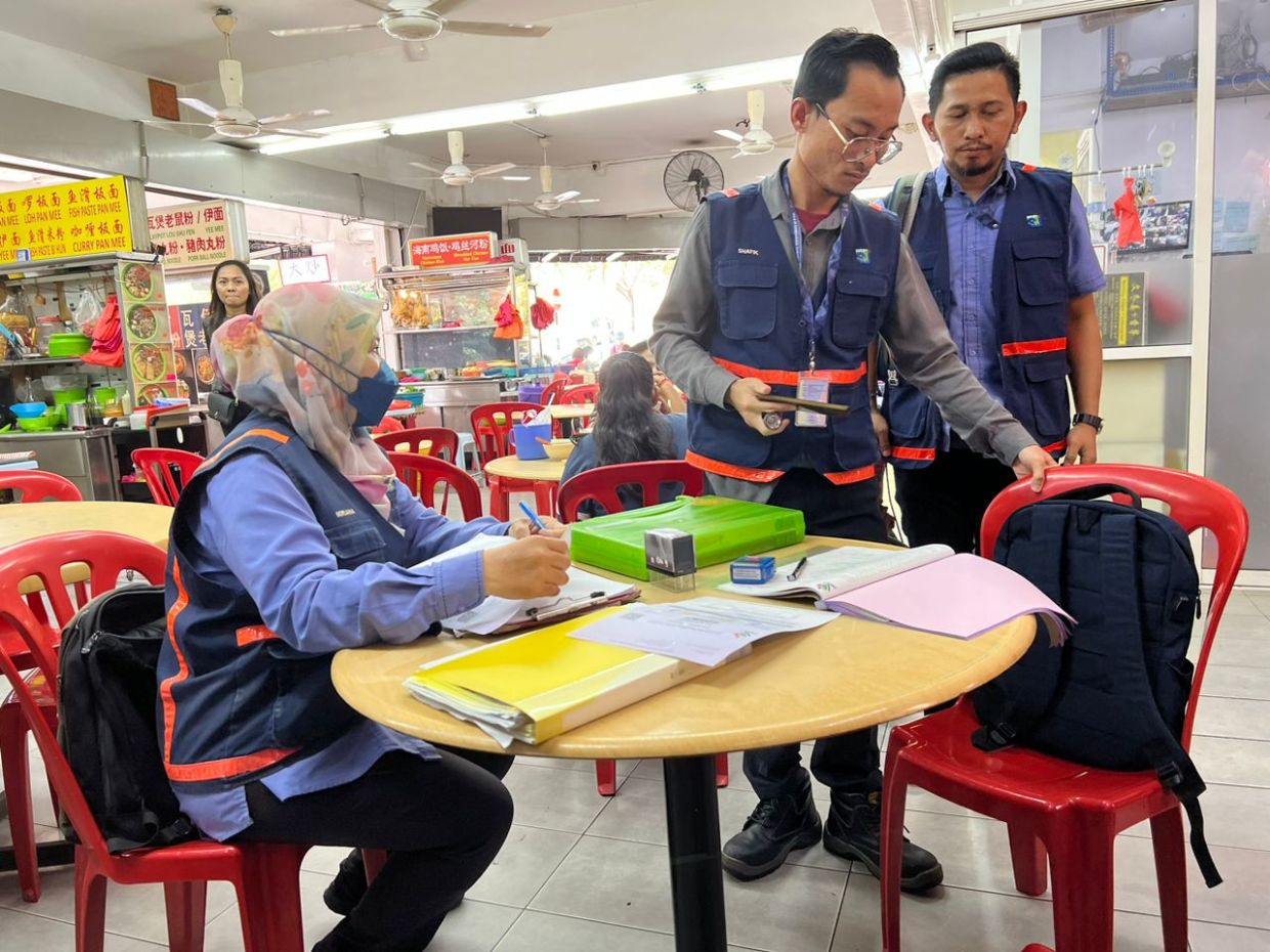 MBSJ checks Taman Puncak Jalil businesses as part of integrated ops ...