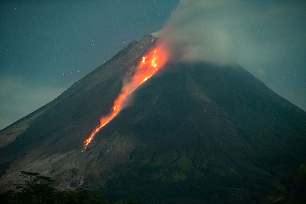 Indonesia's Merapi volcano ejects hot clouds as far as 2km; tourists ...