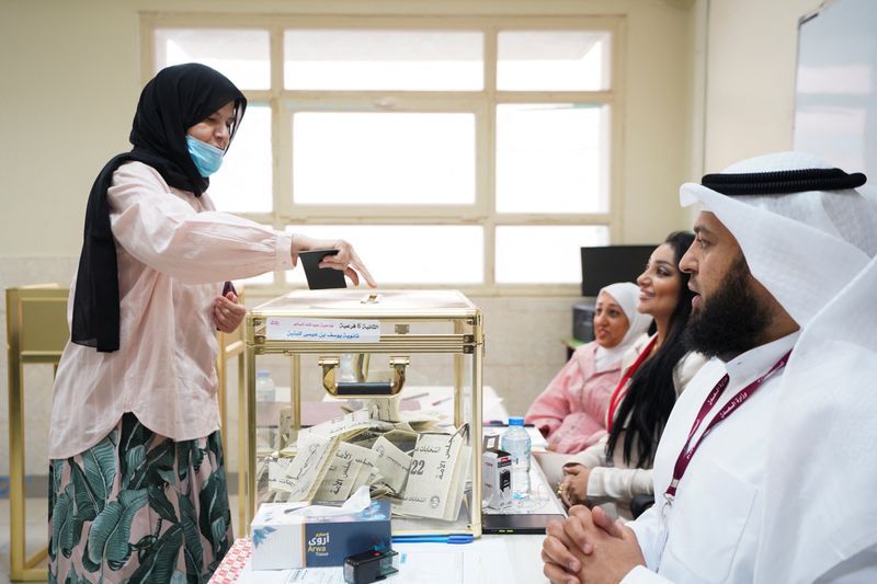 Kuwait court reinstates previous parliament | The Star