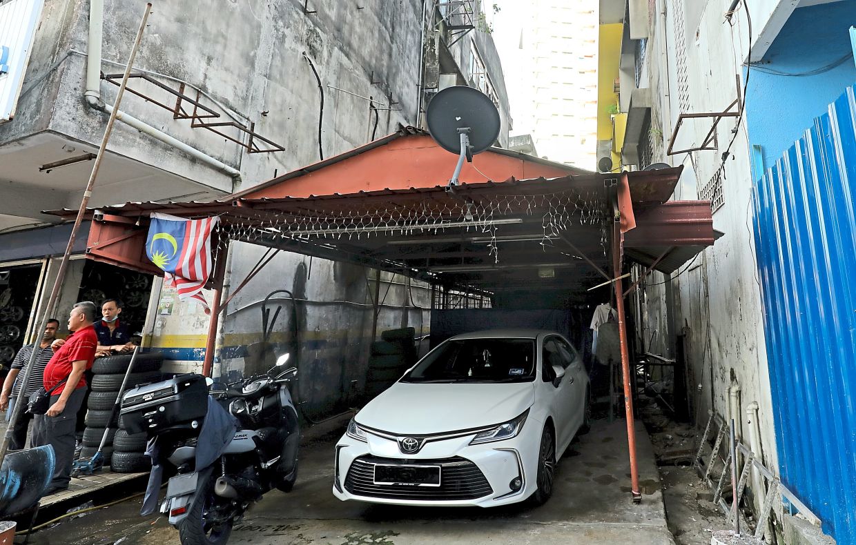 Licensed stall blocks crew from cleaning drains in lanes | The Star