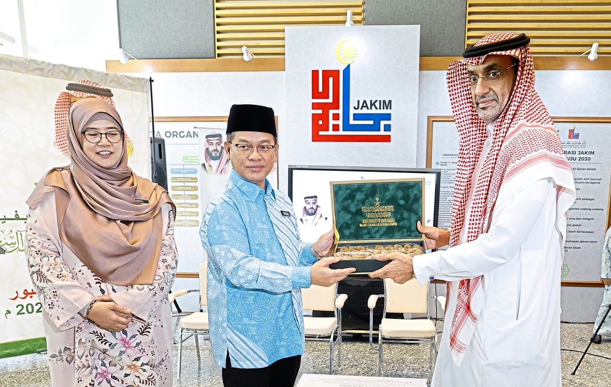 Saudi govt donates Quran, dates and sponsors iftar | The Star