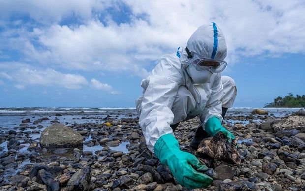 Philippines to support workers affected by massive oil spill | The Star