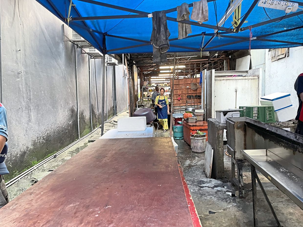 Roadside stalls impede walkways | The Star