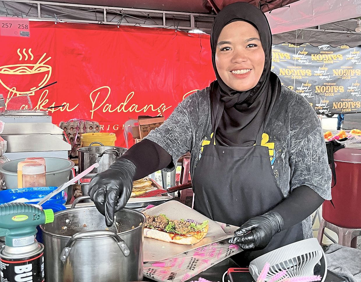 Brisk business at bazaar near Stadium Perak | The Star