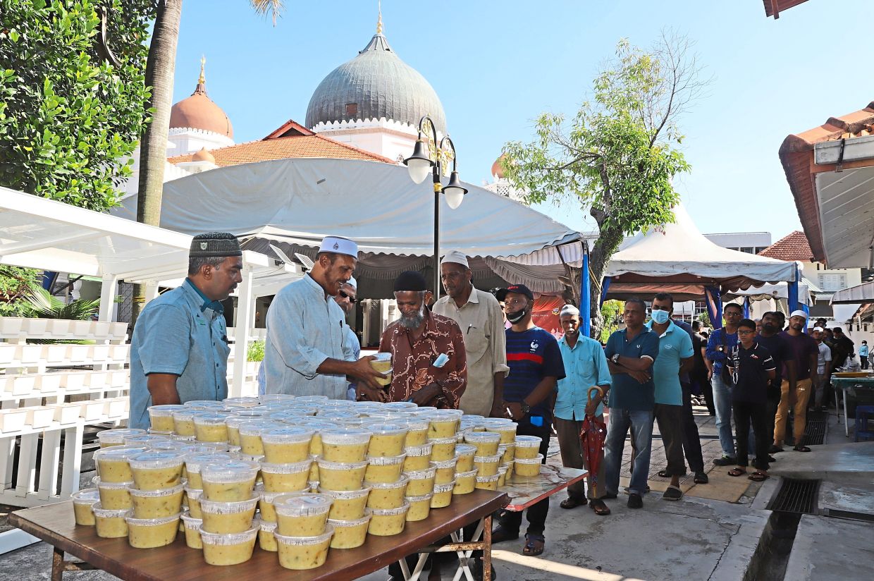 Mosque’s bubur lambuk giveaway tradition continues | The Star