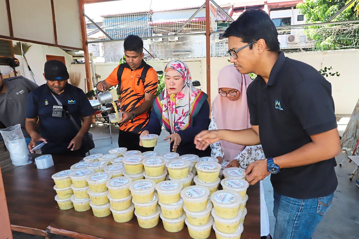 Mosque’s bubur lambuk giveaway tradition continues | The Star